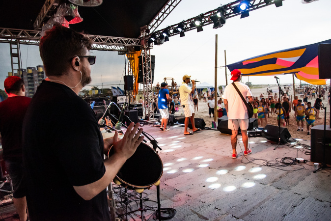 Após terça animada, palcos Sunset recebem música latina, MPB e pagode ...
